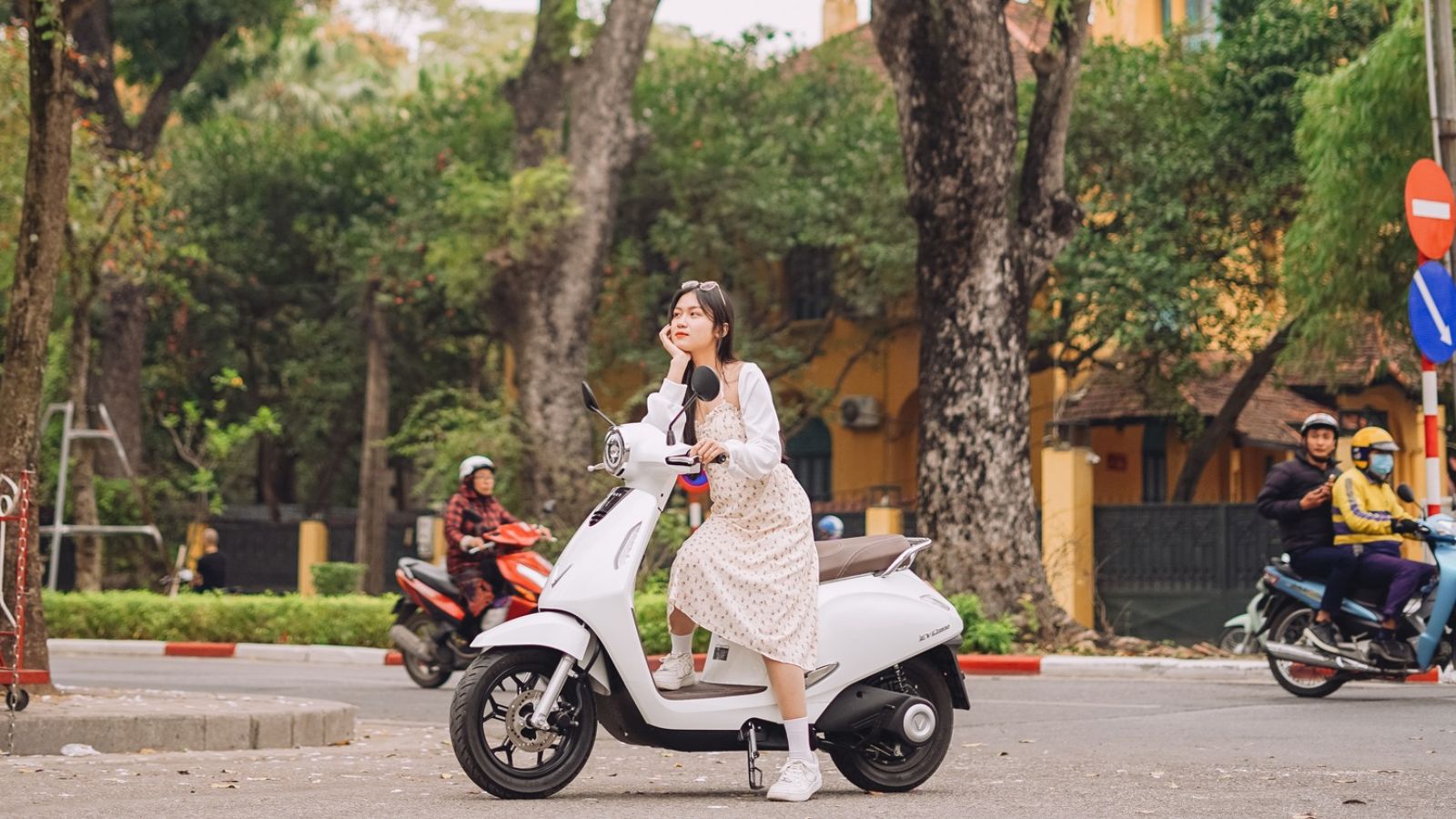 Top 7 Mẫu Xe Máy Điện Màu Trắng Thanh Lịch Đẹp Nhất Năm Nay